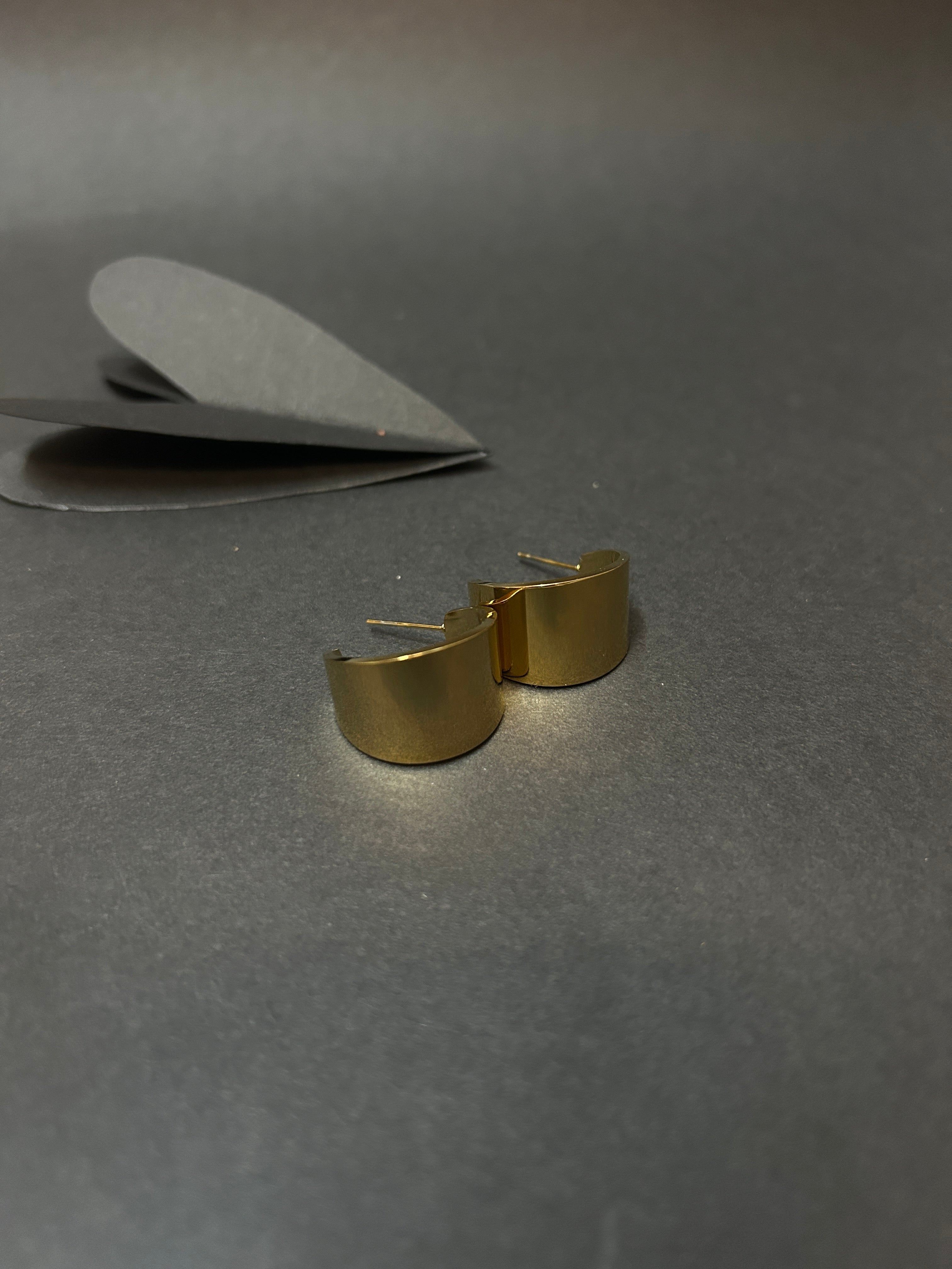 Luna Curve Studs – Ruvaa